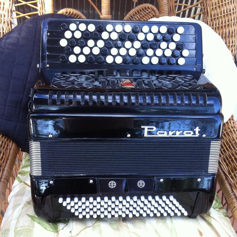 Acordeon Cromático Parrot 96 B-Griff 3x2+2RQ Preto 7,2 kg = R$ 3.500,00 ...