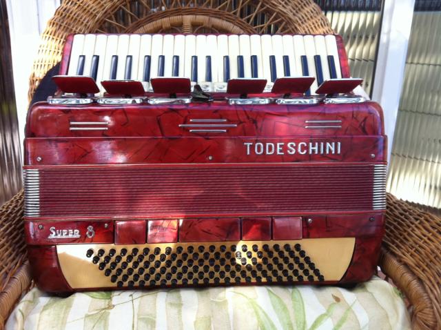 Acordeon TODESCHINI Super 8 AB 11+1x5 Vermelho 67 = R$ 13.000,00 = VENDIDO
