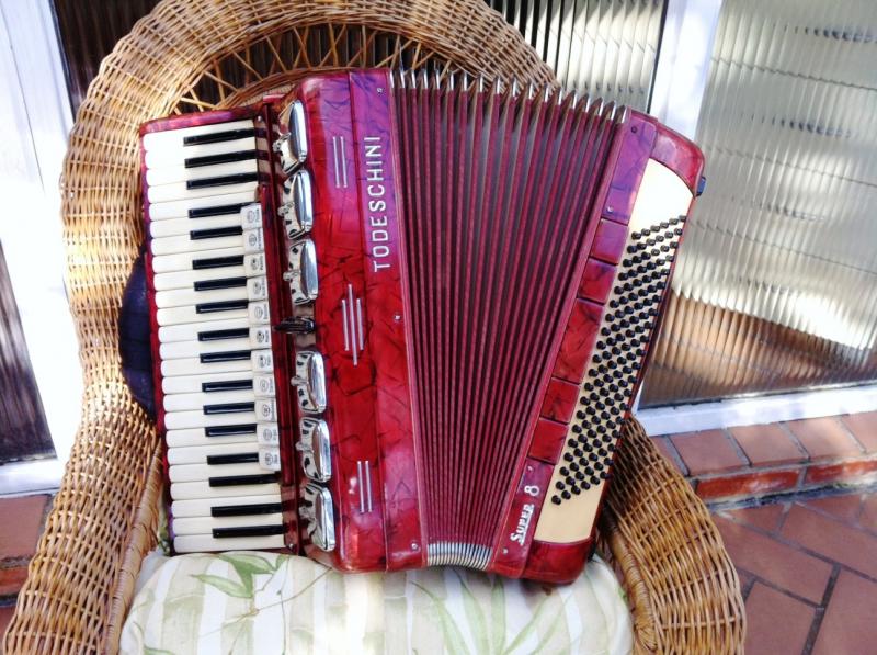 Acordeon TODESCHINI Super 8 AB 11+1x5 Vermelho 67 = R$ 13.000,00 = VENDIDO