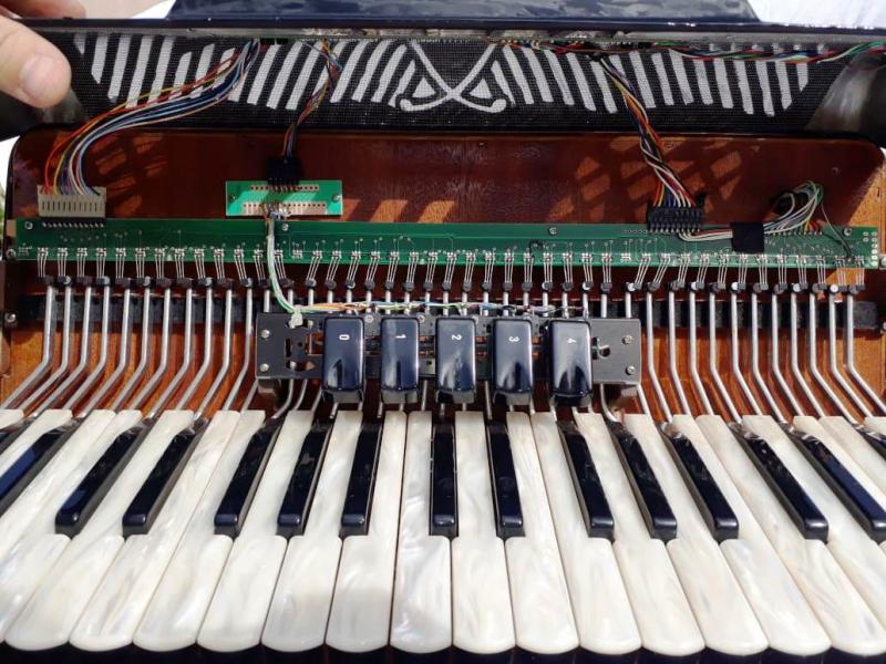 Acordeon Digital MusicTech 120 Made Italy Novo 7,5 kg = R$ 20.000,00 ...