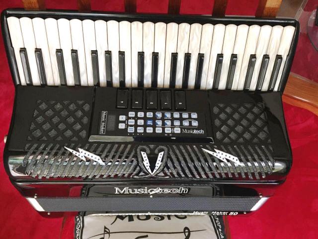 Acordeon Digital MusicTech 120 Made Italy Novo 7,5 kg = R$ 20.000,00 ...