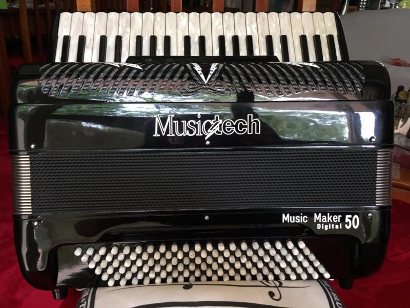 Acordeon Digital MusicTech 120 Made Italy Novo 7,5 kg = R$ 20.000,00 ...