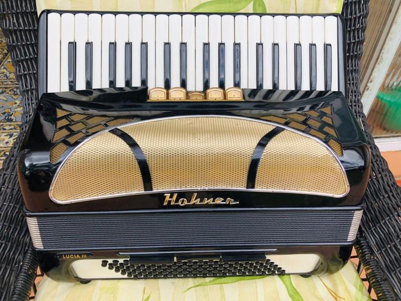 Acordeon HOHNER 96 Lucia III 5x3 Preto dOuro 8 kg = R$ 7.800,00 = VENDIDO