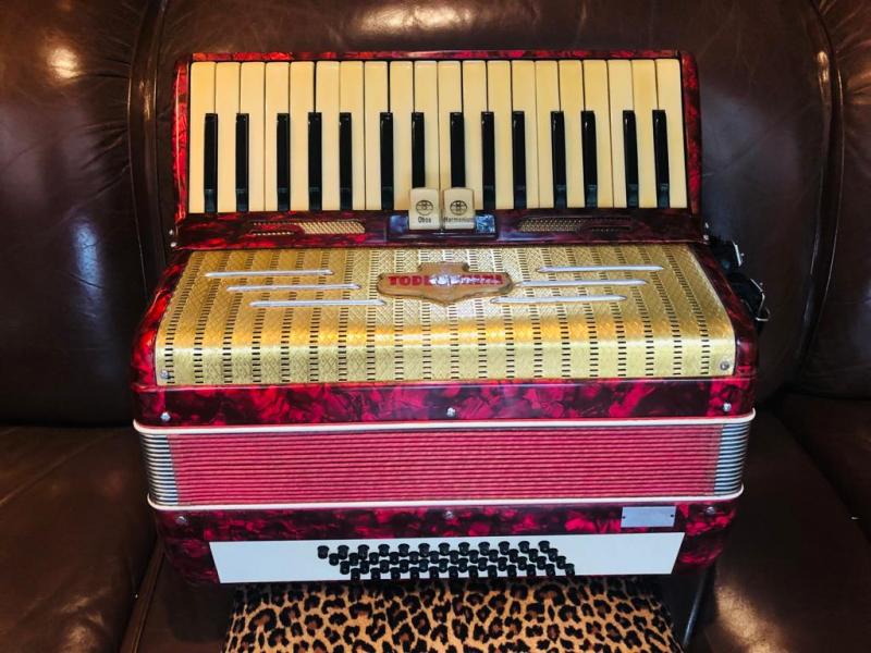 Acordeon TODESCHINI 48 de 2 Registros 60 Vermelho dOuro 7,2 kg = R$ 5. ...